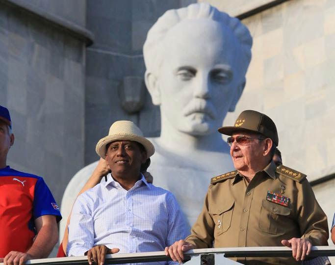 Raul Castro presides over May Day march in Havana • Trabajadores