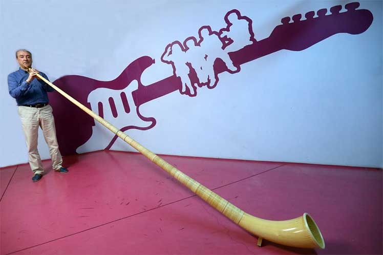 Cuban Symphony Orchestra and Spanish horn player in concert | Trabajadores