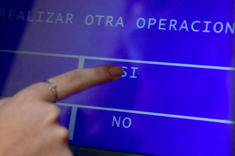 Inauguran primeros cajeros automáticos de pantalla táctil en La Habana ...