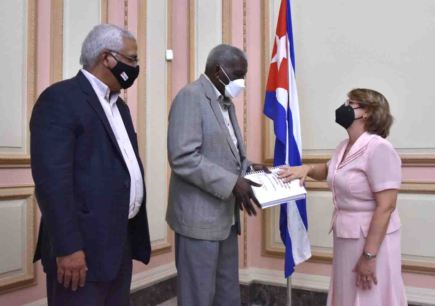 Reciben el Parlamento y Comisión Redactora del Código de las Familias ...