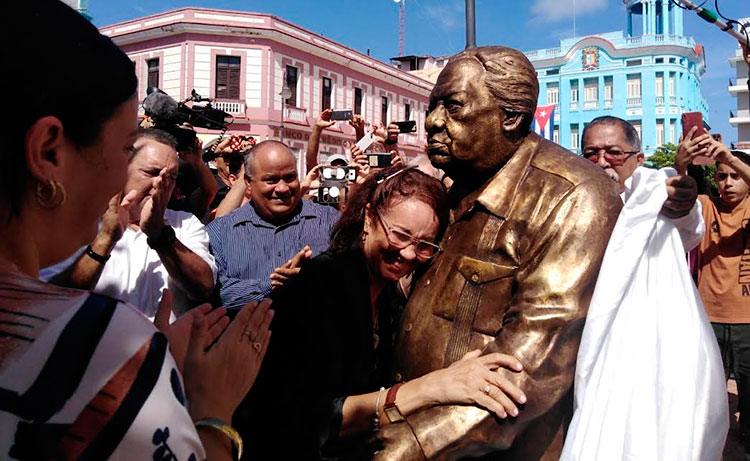 Ese es Nicolás Guillén, está en su Camagüey (+Fotos) • Trabajadores