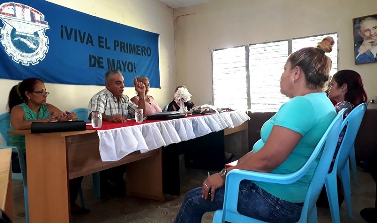 Plantar bandera en la base | Trabajadores
