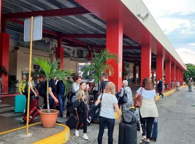 Aeropuerto de Varadero registra aumento de pasajeros • Trabajadores