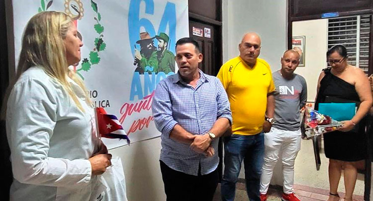 Efusivo recibimiento a la enfermera Taymí en Las Tunas (+ Fotos ...