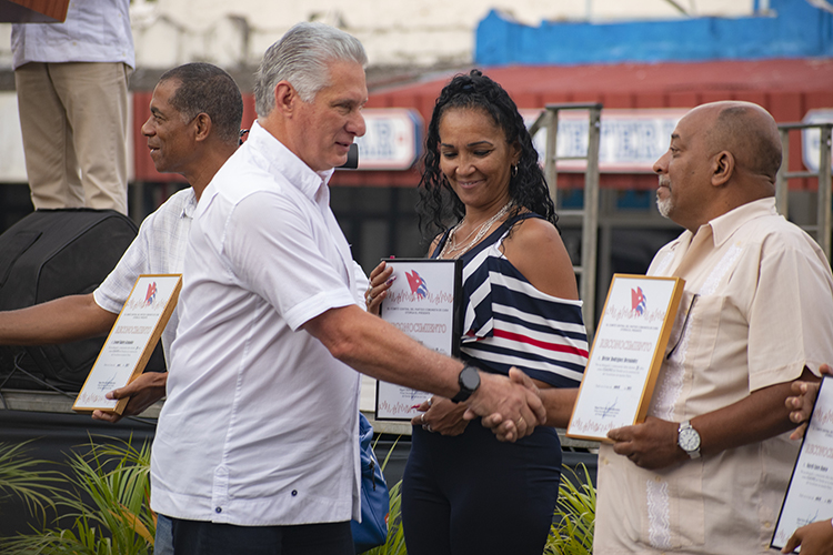 El pueblo aplaude a Fidel (+ Fotos) • Trabajadores