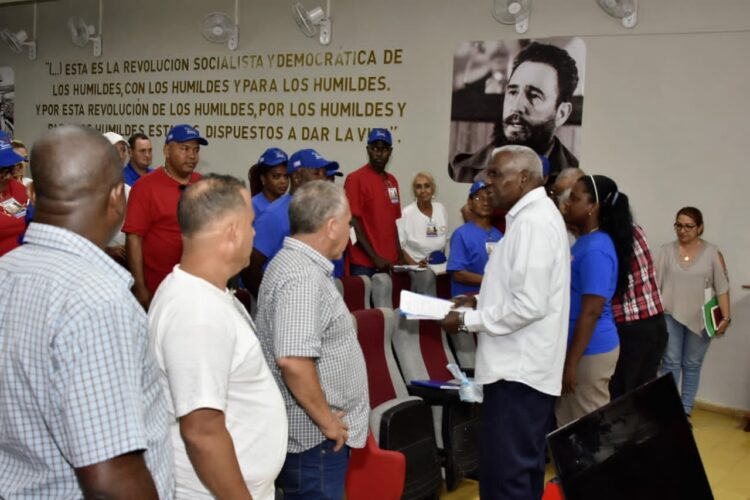 El trabajo más importante es en la comunidad • Trabajadores