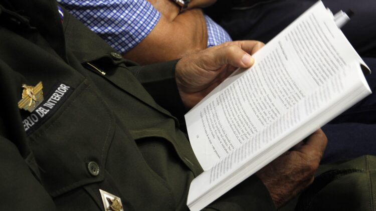 Prologa Raúl libro Sin olvidar mis raíces, de Romárico Vidal Sotomayor ...