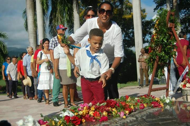 Recuerdo y honra al Comandante Almeida en Santiago de Cuba • Trabajadores