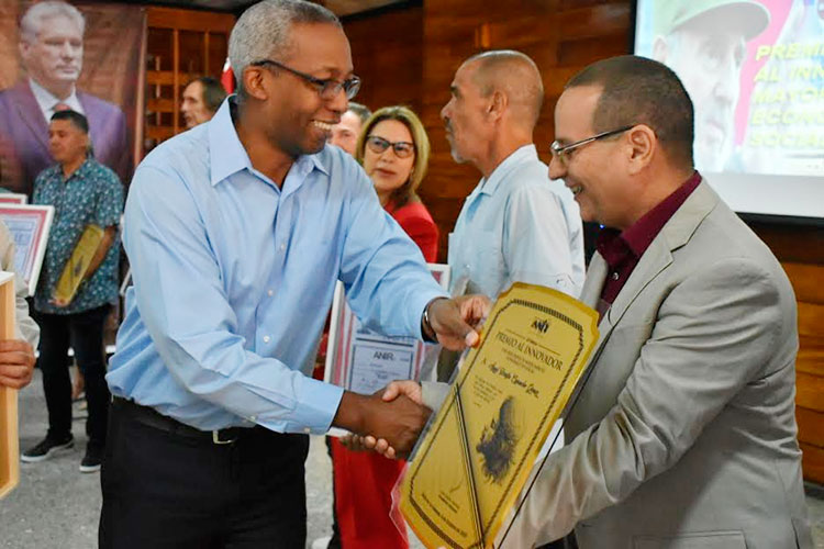 Reconocen a destacados de la ANIR (Fotorreportaje) • Trabajadores