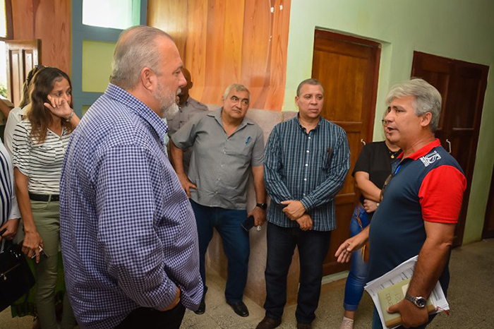 Chequea Primer Ministro sectores económicos en Gibara • Trabajadores