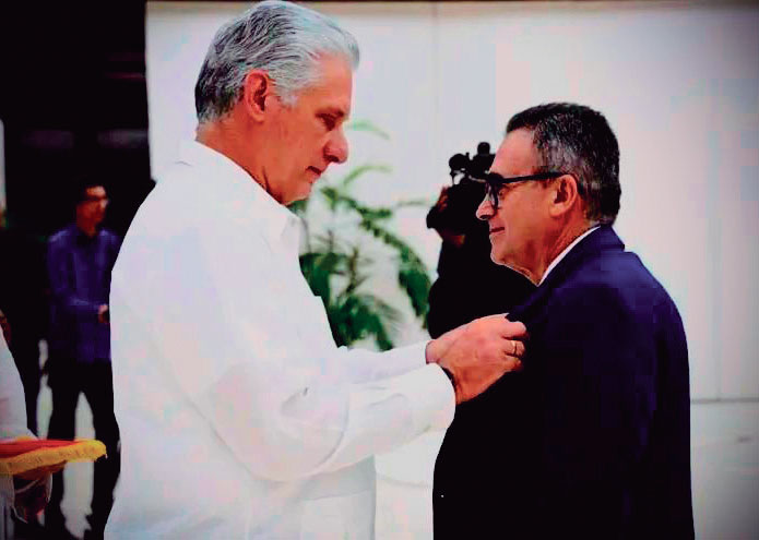 Doctor Luis Velázquez Pérez, apasionado por la ciencia • Trabajadores