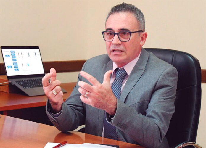 Doctor Luis Velázquez Pérez, apasionado por la ciencia • Trabajadores