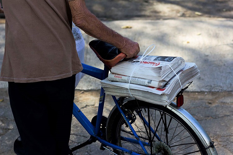 Más que repartidor de periódicos • Trabajadores