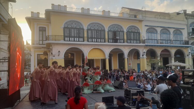 La Plaza Vieja se viste de arte • Trabajadores